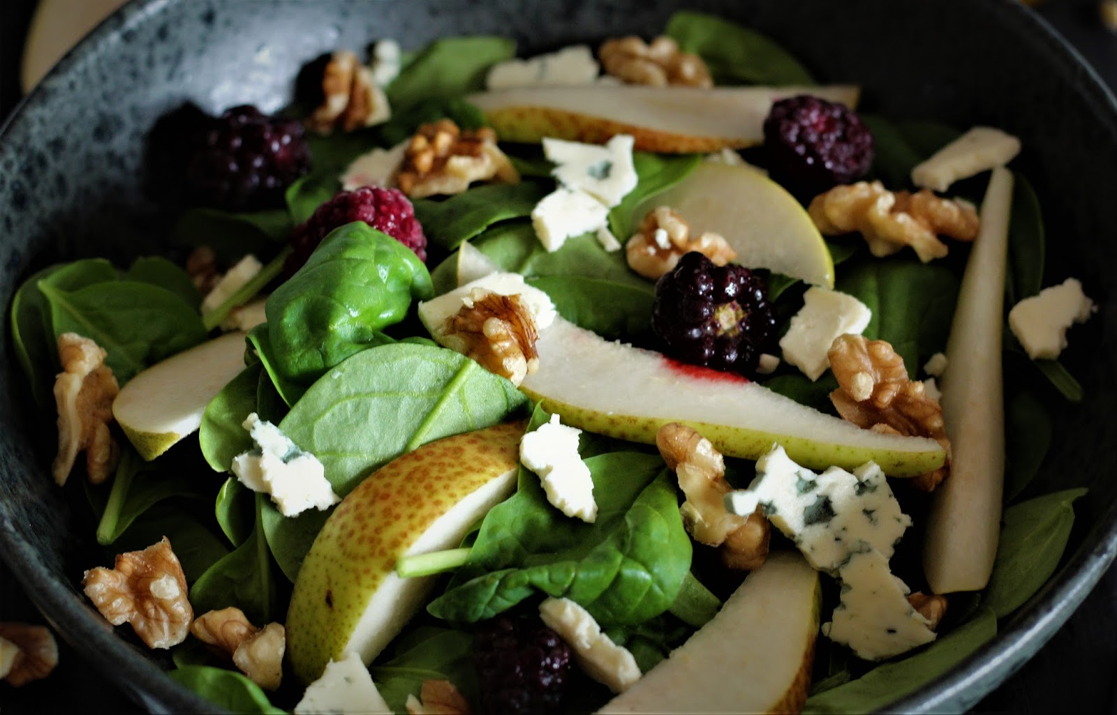 Efterårs-salat med pærer, blå ost, bær og valnødder
