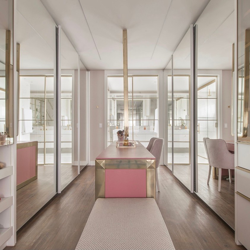 Closet com penteadeira neutro, rosa e dourado + portas espelhadas ...