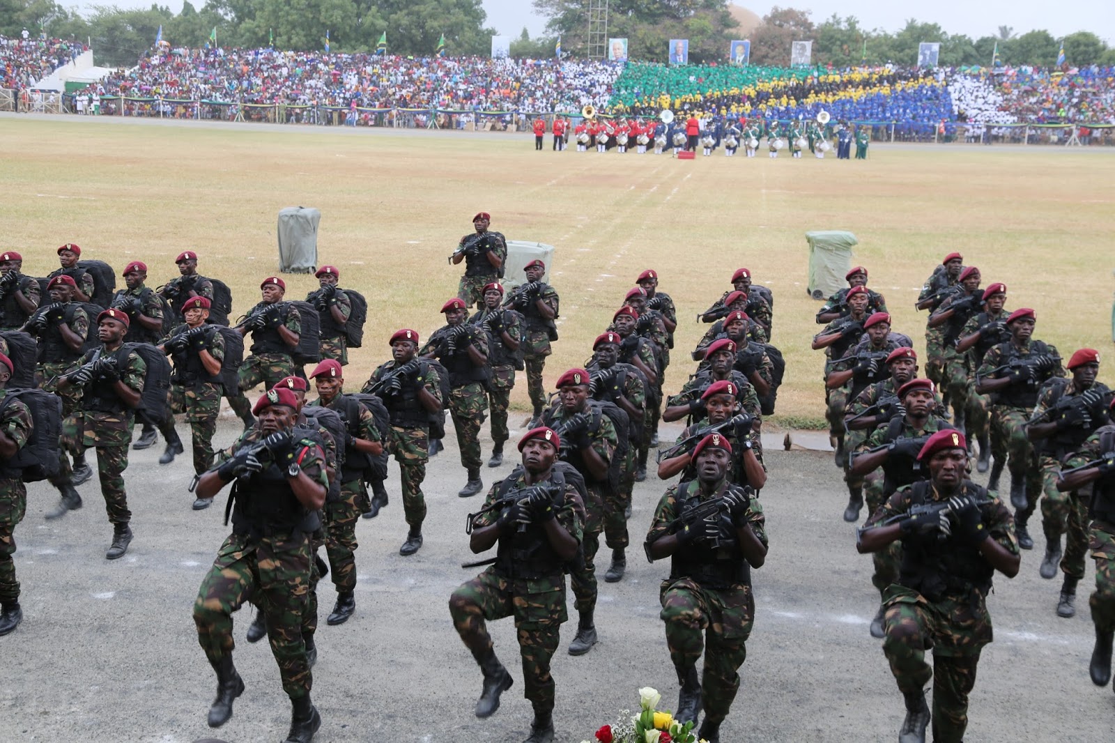 MATUKIO @ MICHUZI BLOG: MAKOMANDOO WA JWTZ WALIVYOTIA FORA SHEREHE ZA ...