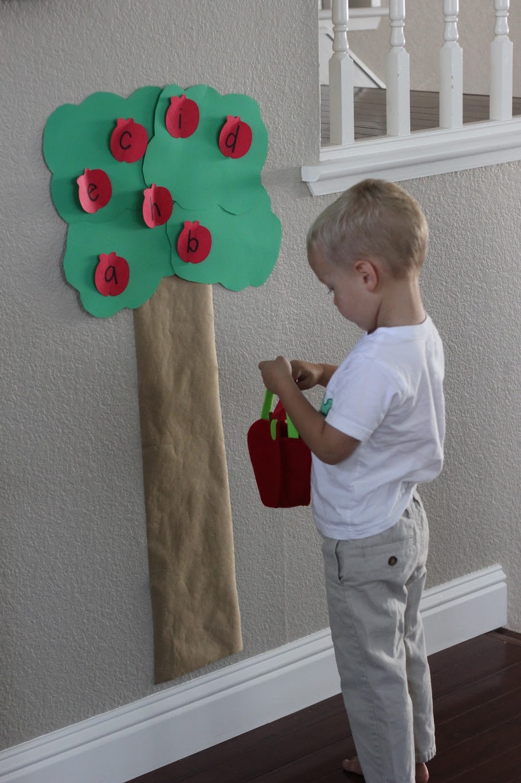 Toddler Approved!: Post-It Fall Apple Picking Activity for Toddlers