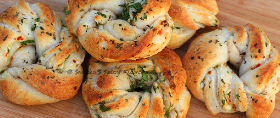 Garlic Mini twisted rolls with Pillsbury Biscuit dough - Semi HomeMade ...