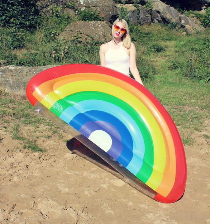 soinspo: Sunnylife rainbow pool float fever