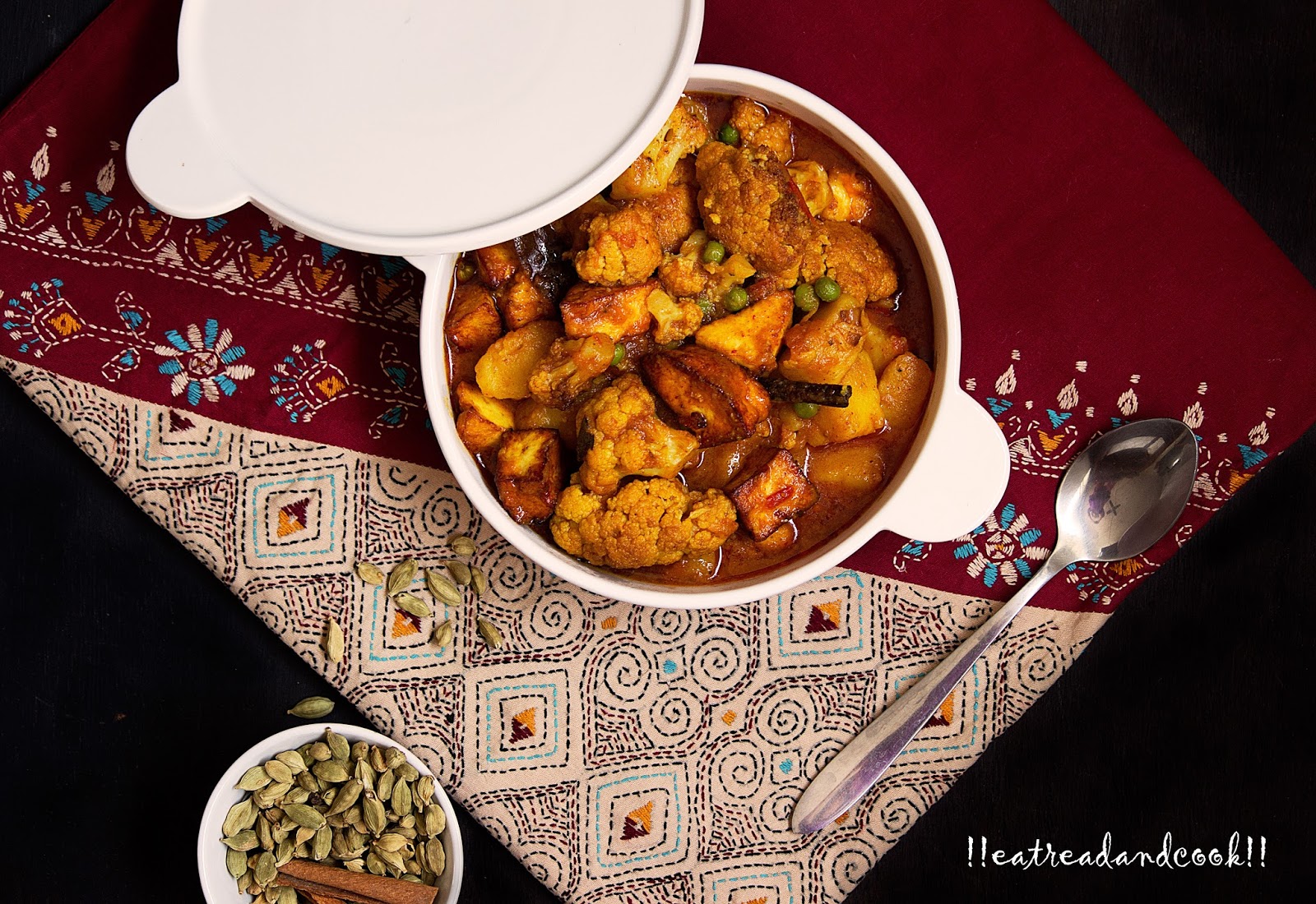 Paneer Fulkopir Torkari / Bengali Cauliflower and Cottage Cheese Curry