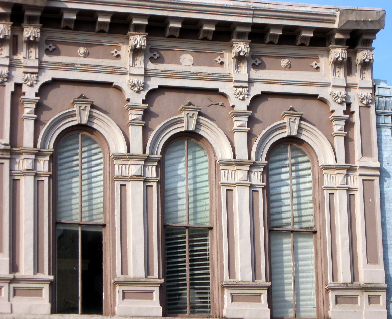 FOLKWAYS NOTEBOOK: VICTORIAN WINDOWS -- ARCHITECTURAL BEAUTIES