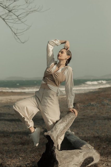 What is modeling and who is a model? Where to go for become a model?