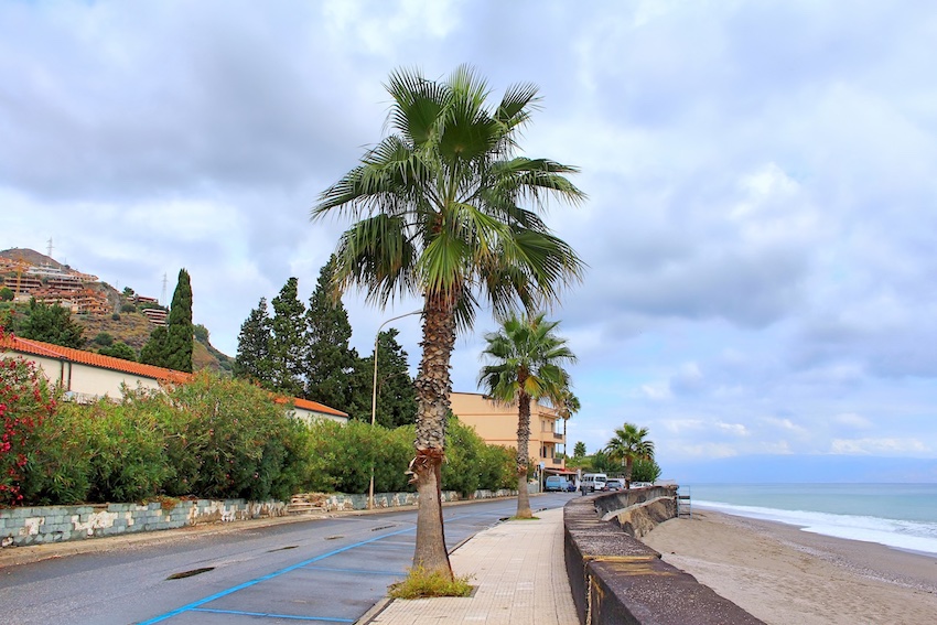 Ein Spaziergang an der Strandpromenade in Letojanni auf Sizilien von ...