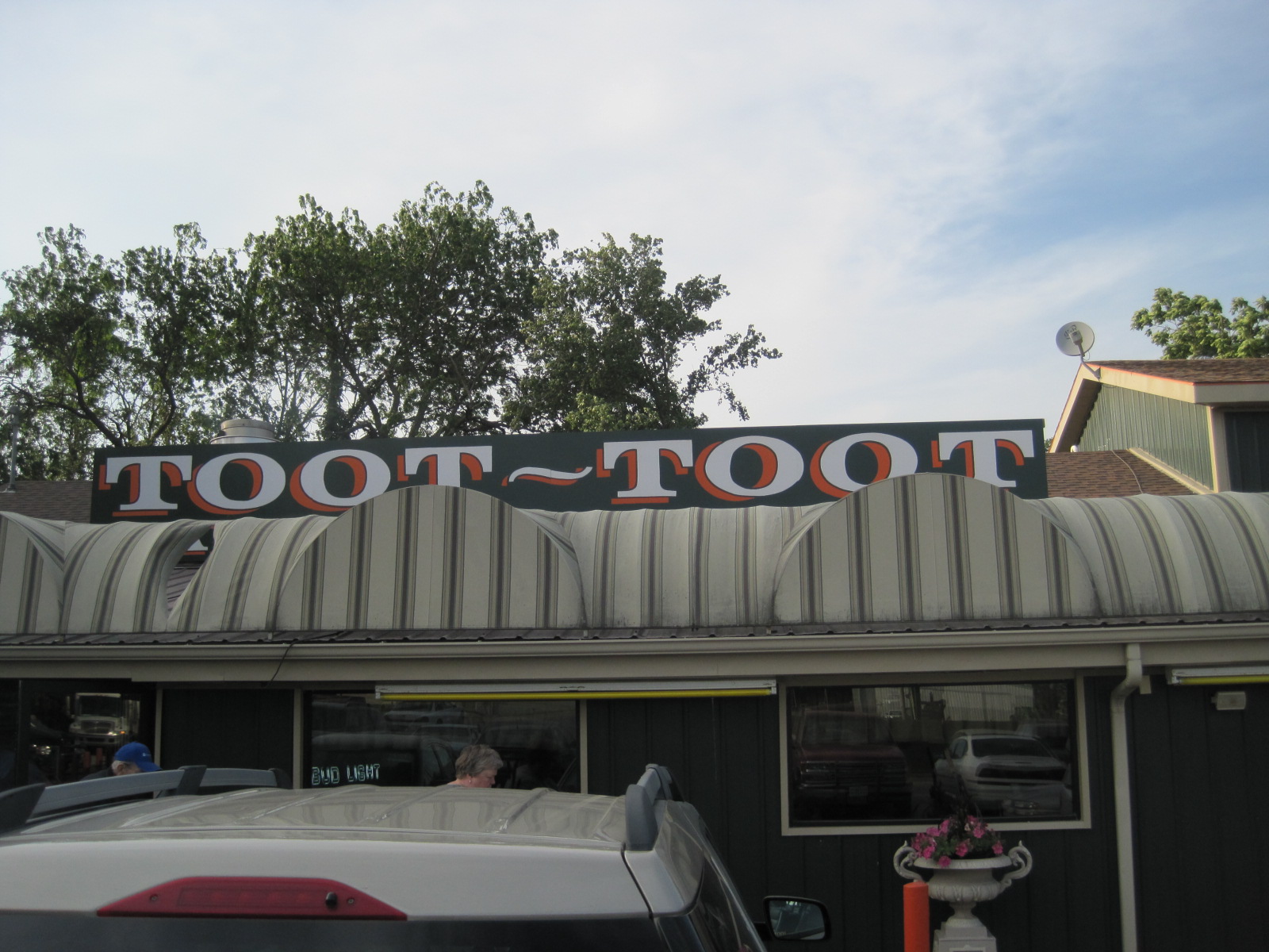 Our Wonderful Mission: 23 May 2012 Service Dinner at Toot Toot's