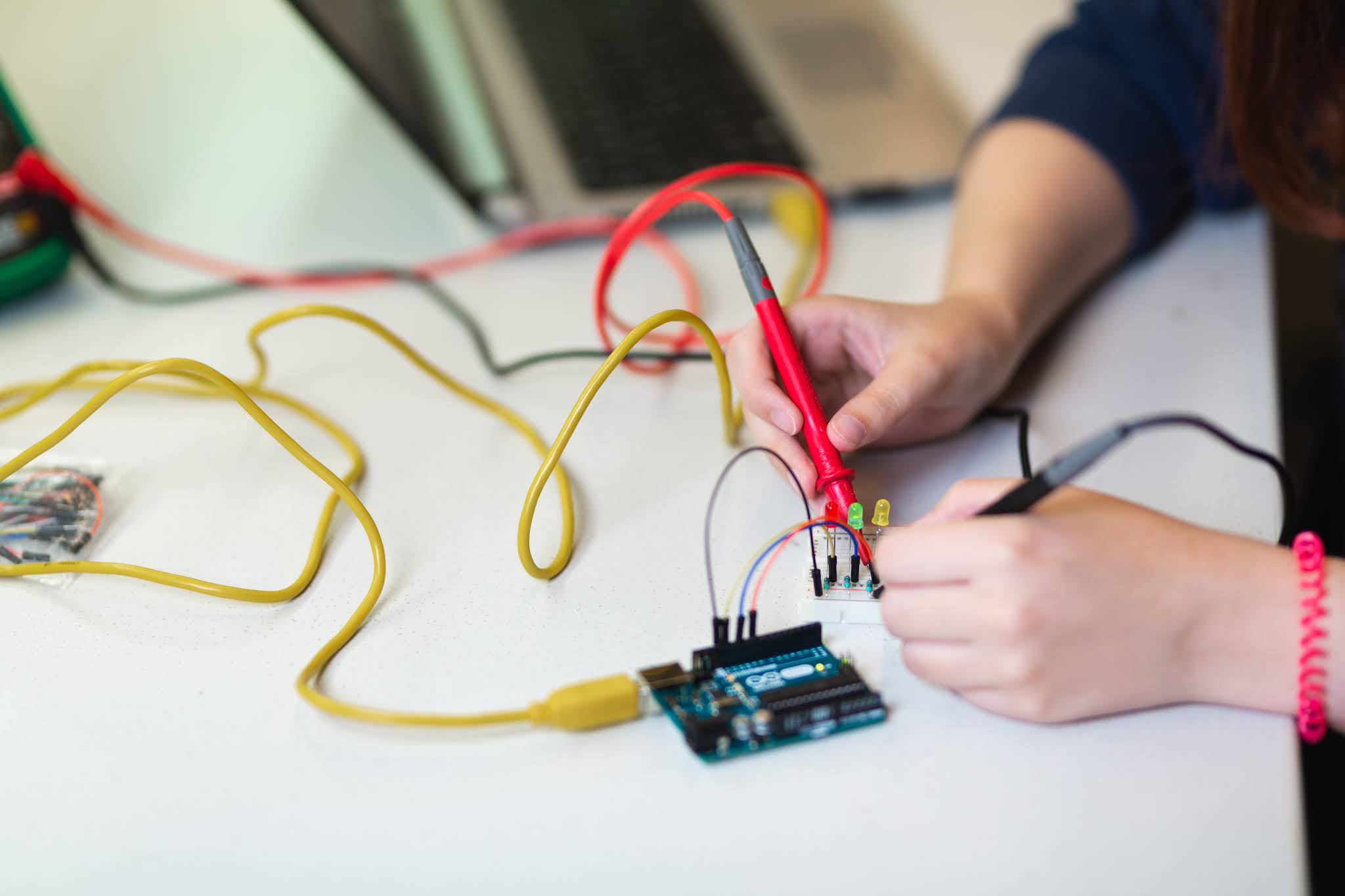 Kasivierailut: Elektroniikka-asentaja, tietoverkkoasentaja