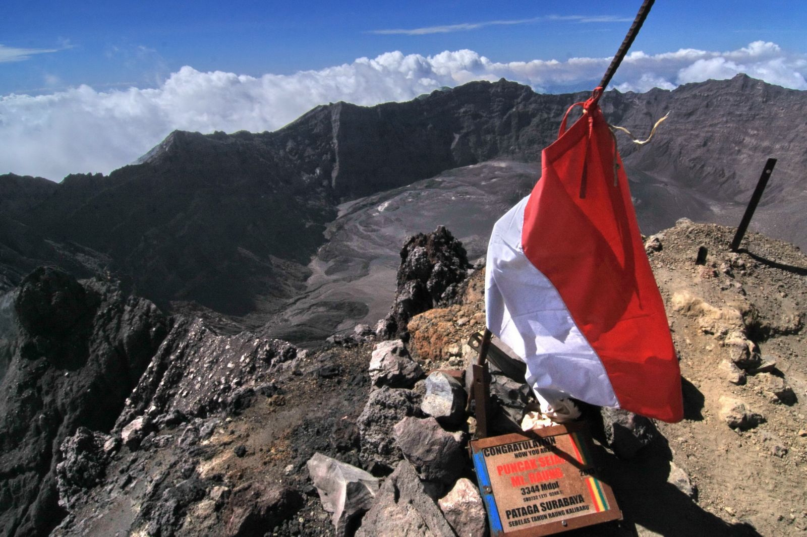 Akhirpekan: Berikut 4 Gunung di Indonesia dengan Jalur Pendakian yang Ekstrim