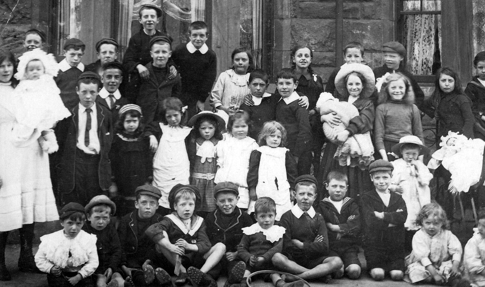 Tour Scotland: Old Photograph Children Coldside Dundee Scotland