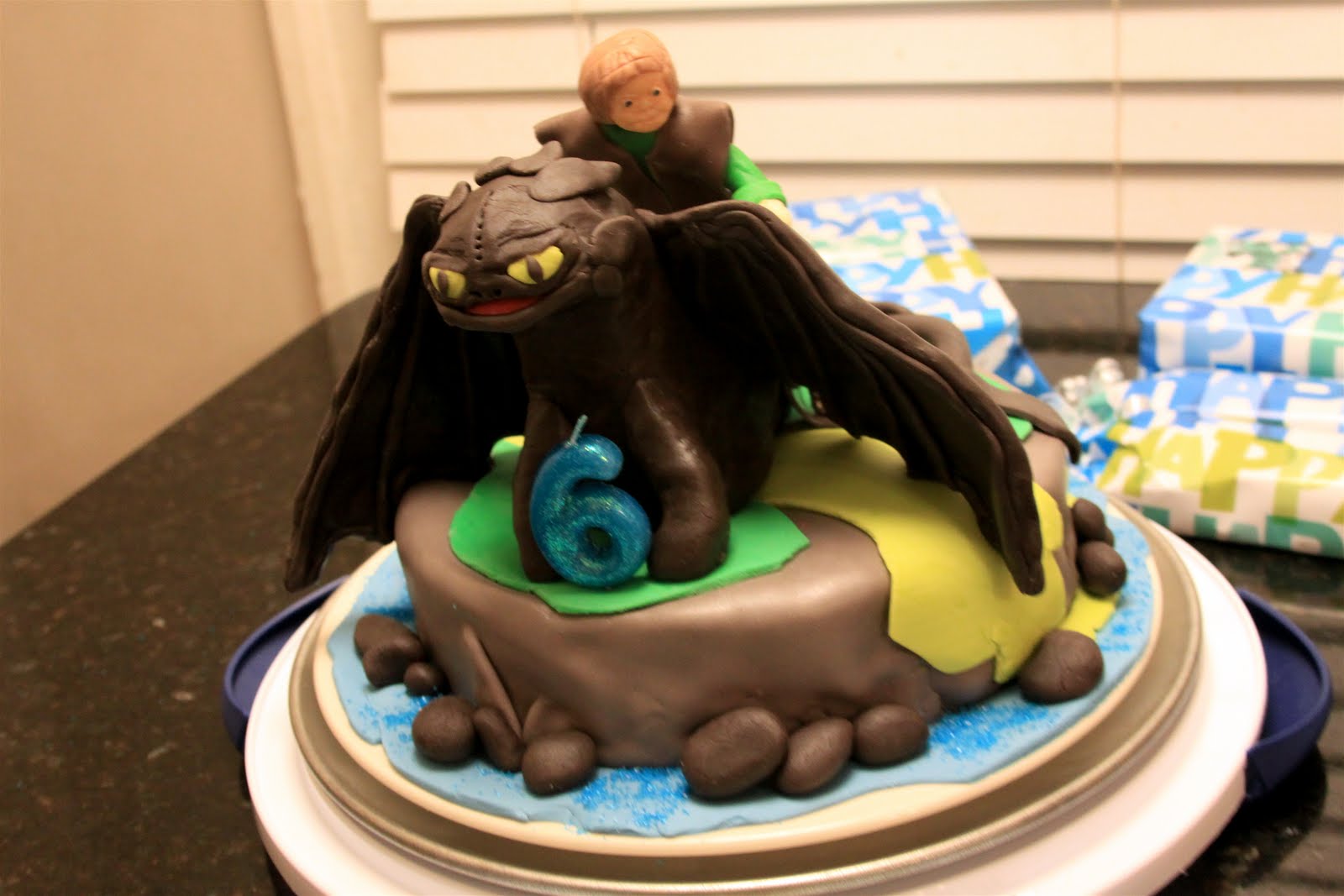Katie's Cakes & Cupcakes: Julian's Night Fury Cake