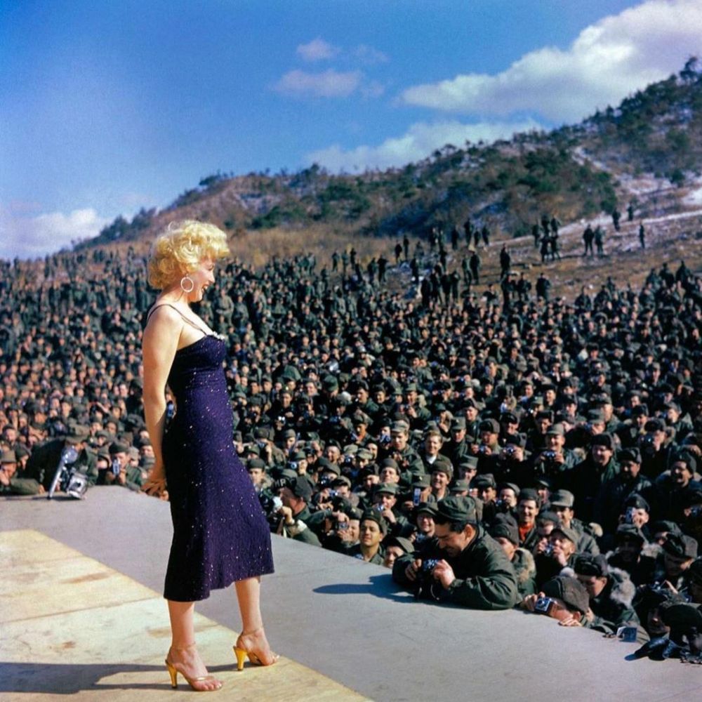 Fascinating Color Photos of Marilyn Monroe Singing to the Troops During ...
