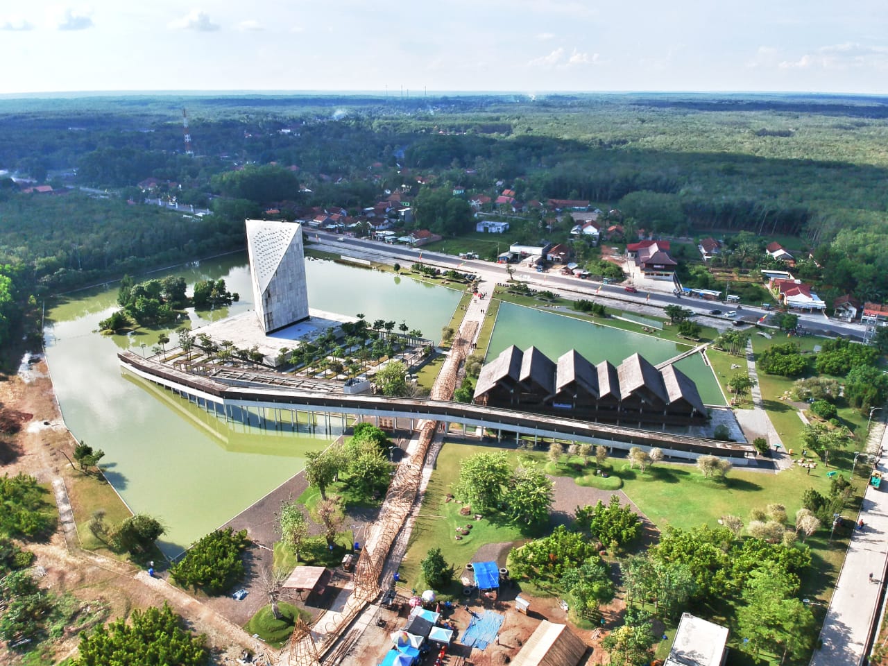 Foto-Foto Eksklusif Instalasi Bambu di Islamic Center TuBaBa