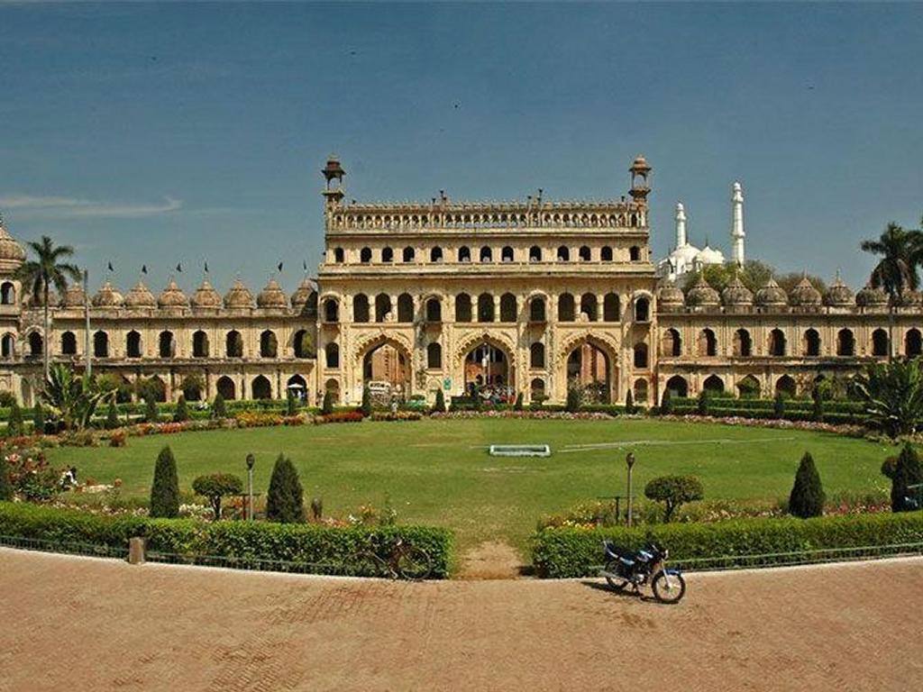Visit India - Tourism in India: Gravity-Defying Palace in Lucknow