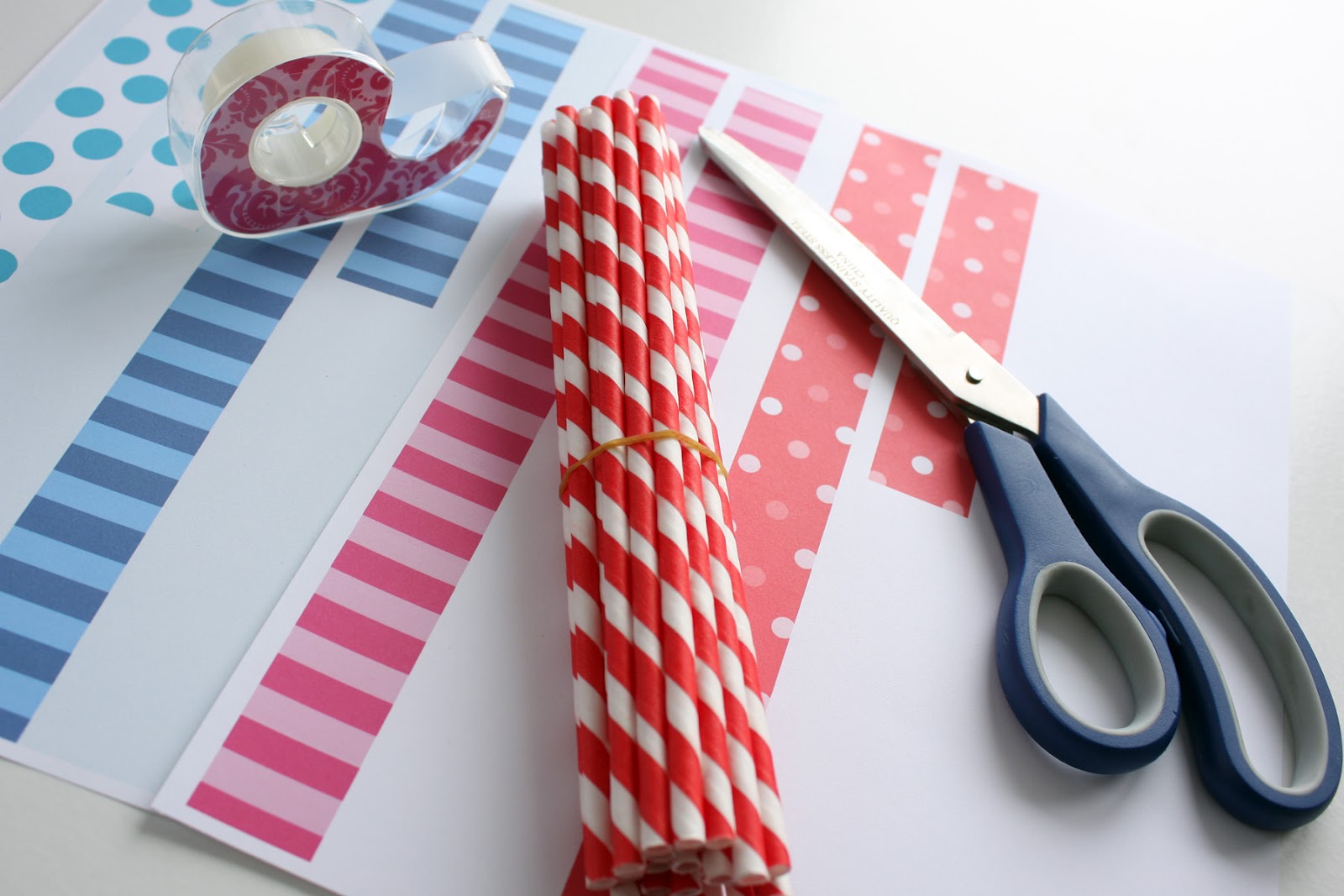 The Everyday Posh: Freebie Printable - Straw Glider