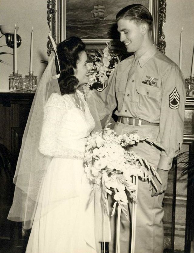 Wartime Marriage: Lovely Photos of WWII Soldiers With Their Brides ...