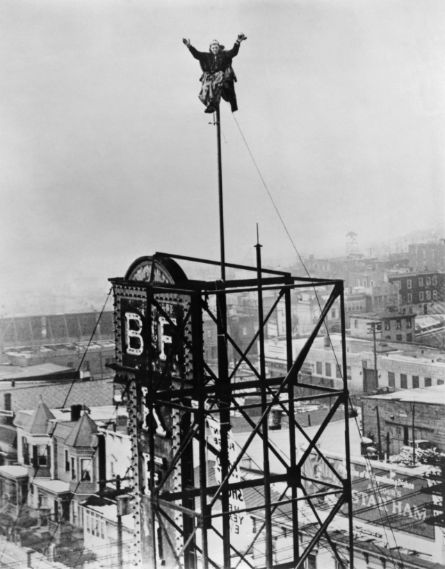 The Flagpole Sitting Trend of the 1920s Was Widely Popularized in the U ...