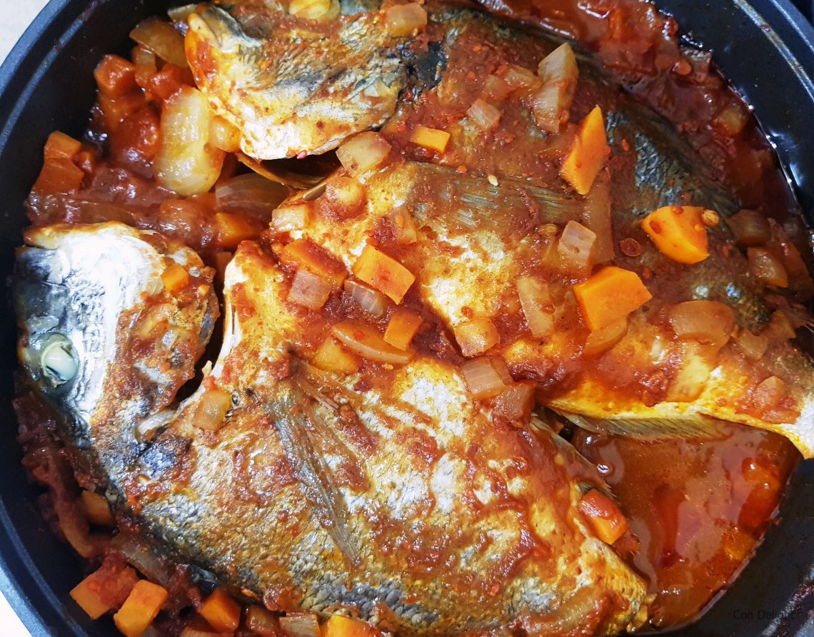 Con DeLight עם תענוג - אוכל, טיולים ועוד: Sea bream fish in tomato sauce