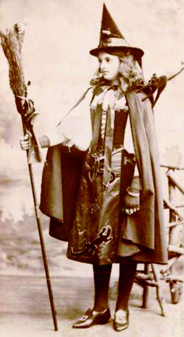 39 Interesting Photos That Capture Women in Witch Costumes From the ...