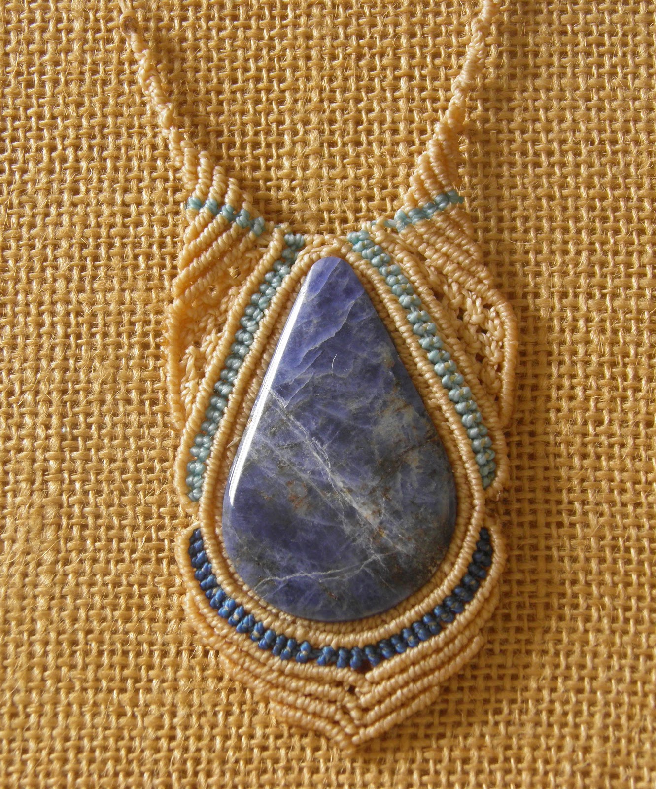 Artesania en cuero: Collares macramé