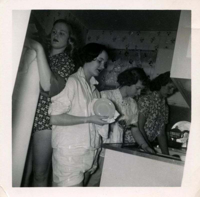 45 Vintage Photos That Capture People in Their Kitchens From the 1950s ...