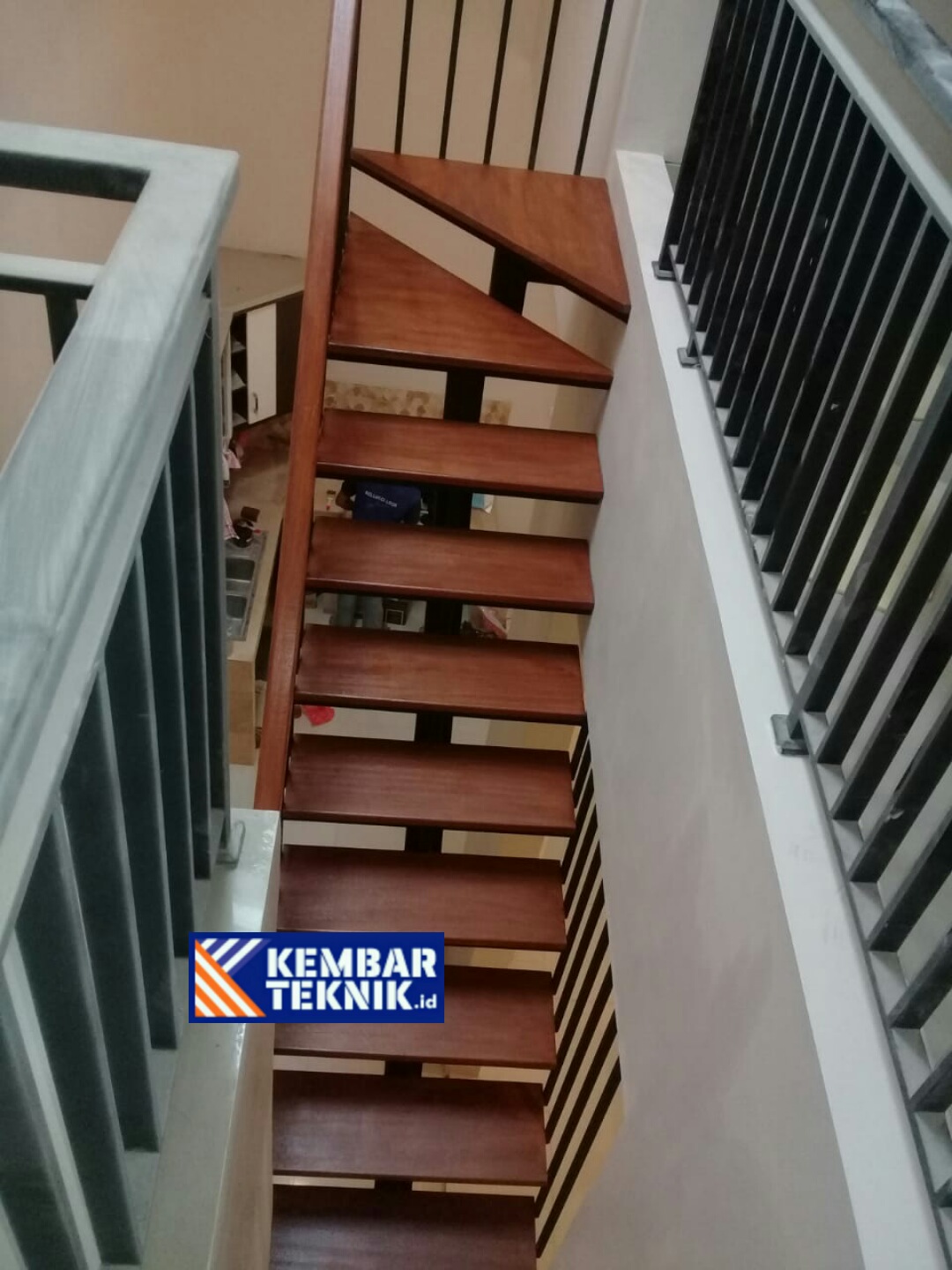 Membuat Tangga Besi Trap Kayu Untuk Rumah Minimalis