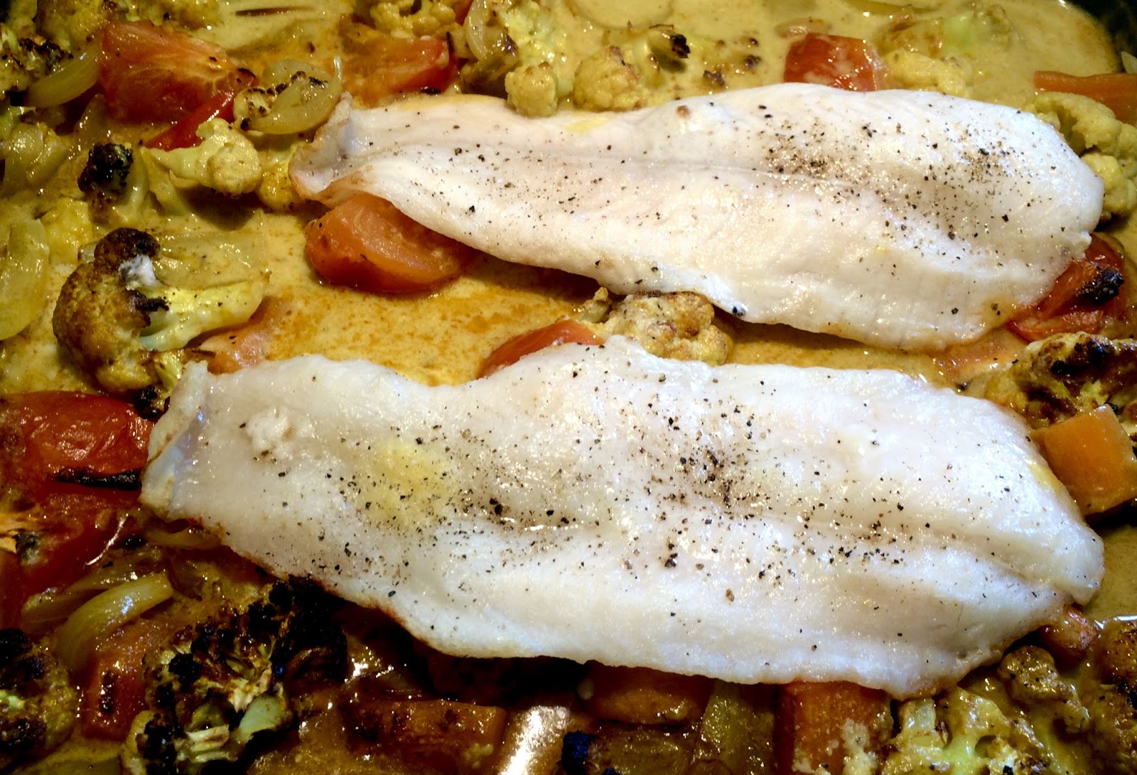 Asiatisk fiskefad m. fisk, grøntsager, kokosmælk og ris