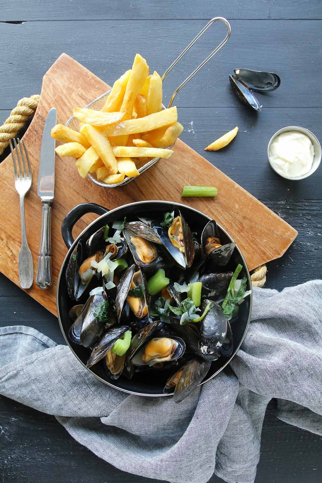 Les moules marinières | les pieds sous la table