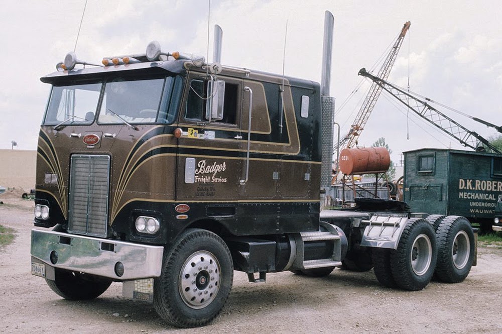 MotArt: Peterbilt Cabover