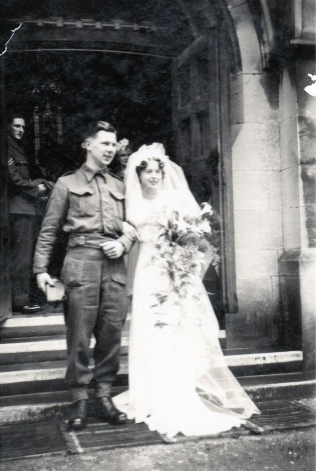 30 Fabulous Photos Show Wedding Dresses of Brides During Wartime ...