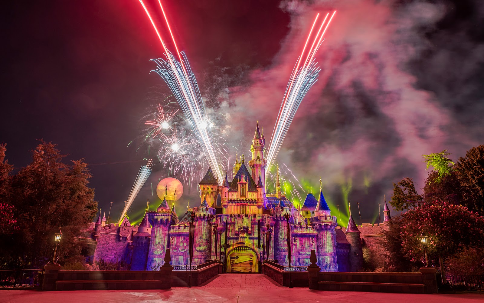 Halloween Screams Returns