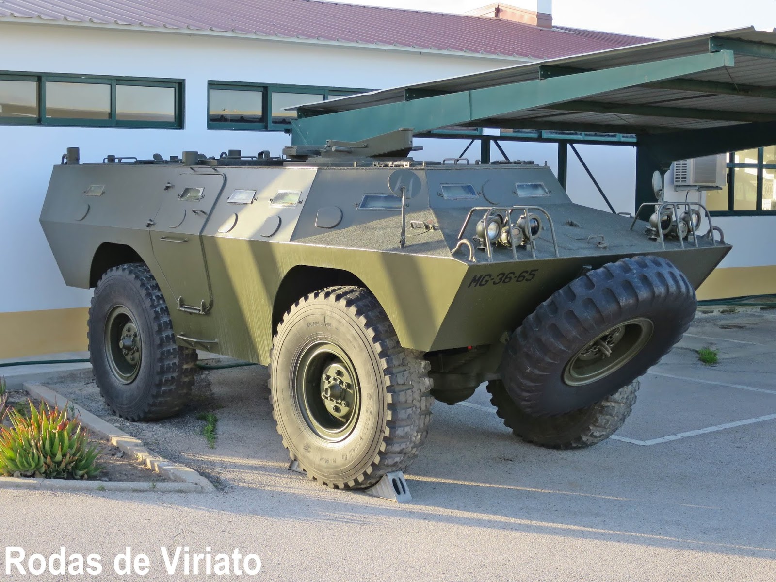 Blindado Chaimite V-200 parqueado em Benavente