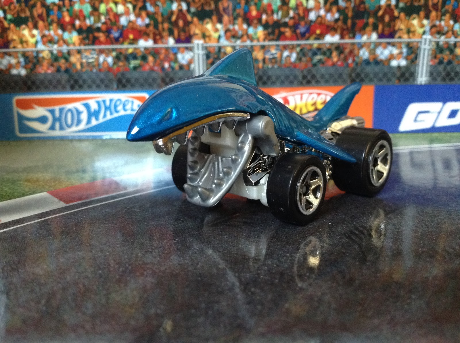 JULIAN'S HOT WHEELS BLOG: Shark Bite (New for 2016! - Street Beasts)