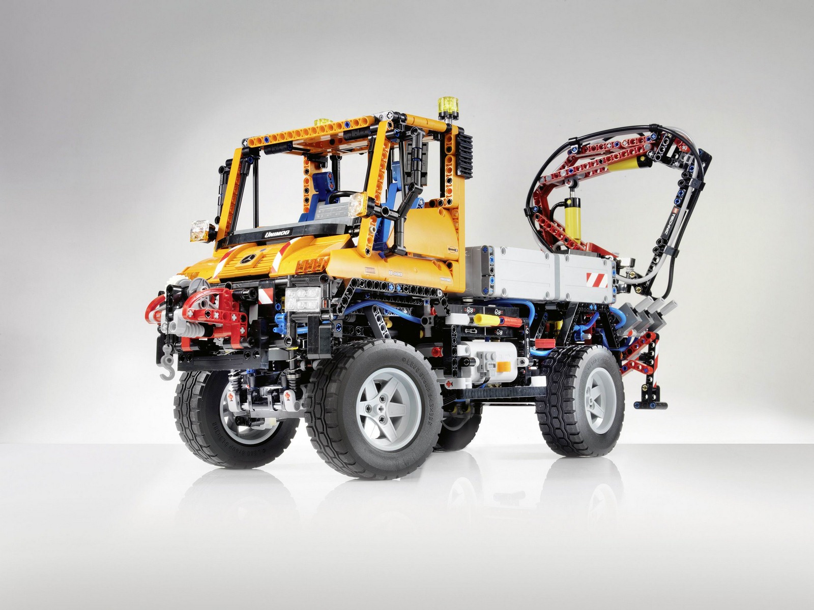 The biggest LEGO Technic is a Mercedes Unimog | CAR