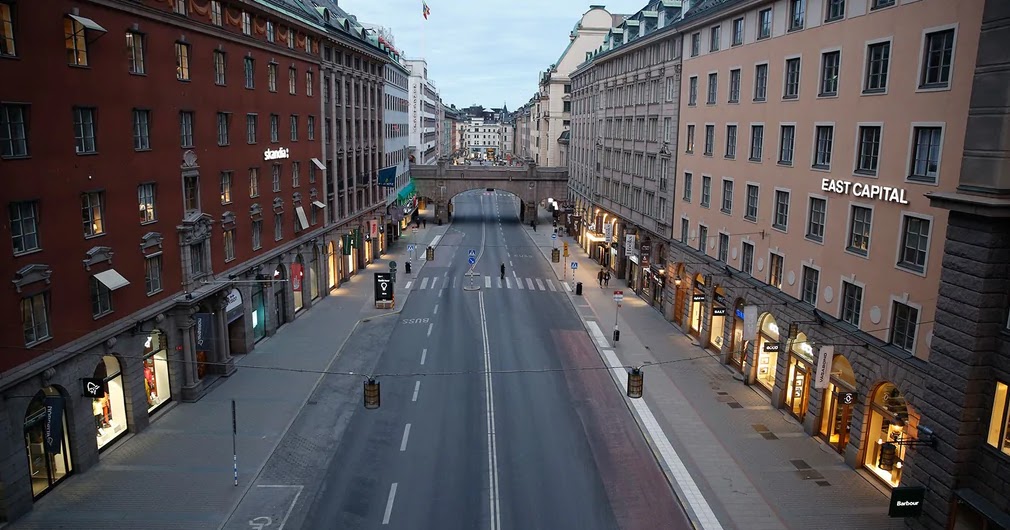 .: Stockholm, Kungsgatan i lördagskväll kl 18.10