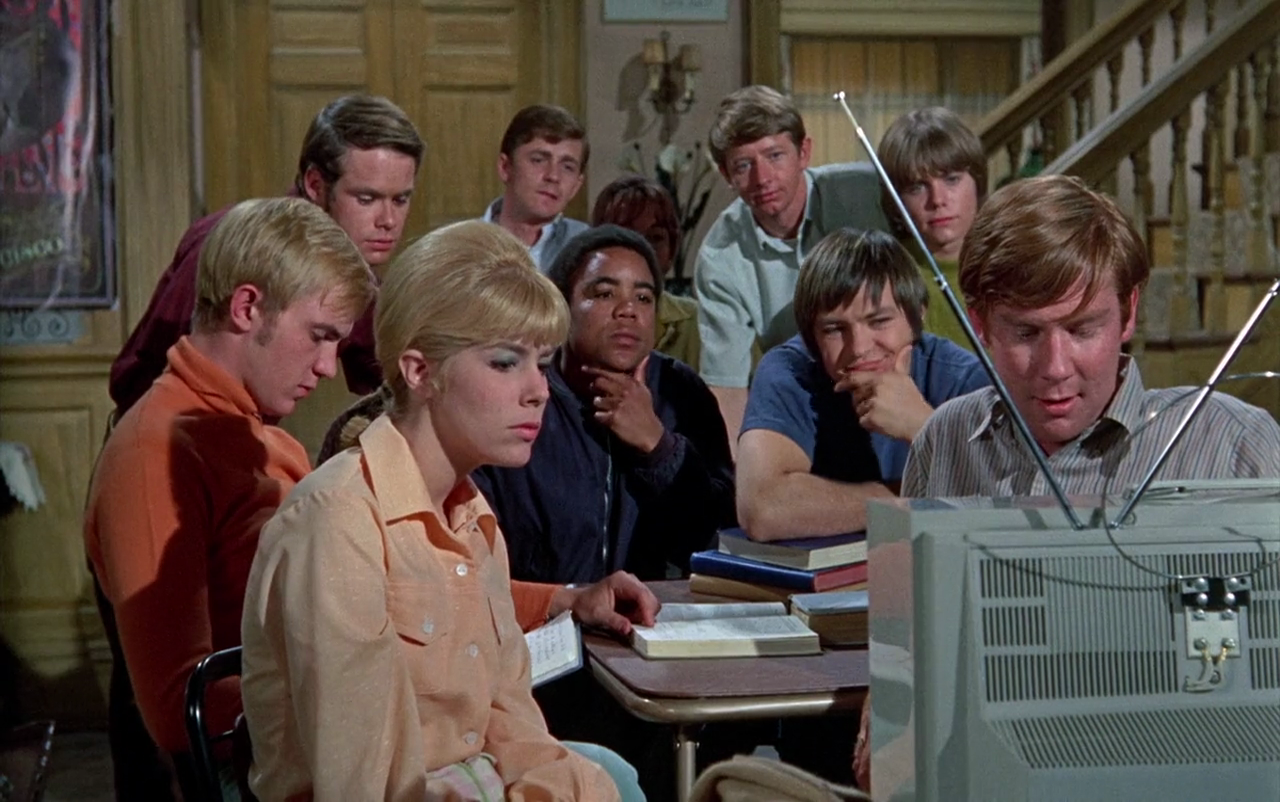 Realm Of Retro : THE COMPUTER WORE TENNIS SHOES (1969)