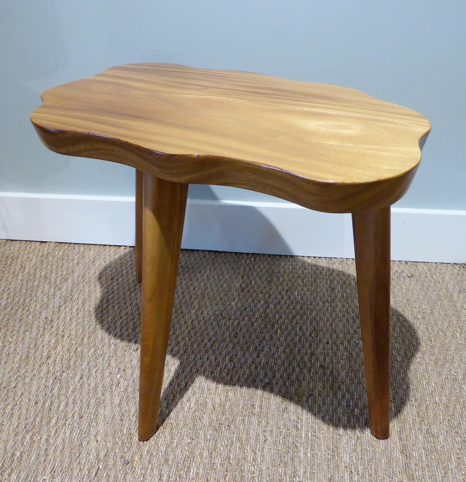 MICHAEL THOMAS : Woods of Hawaii Monkey-Pod-Wood Table