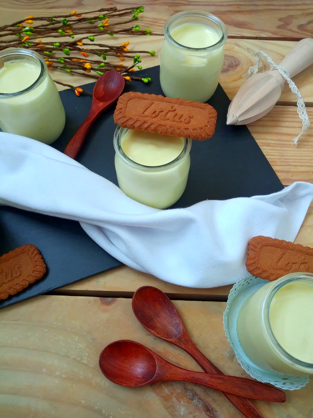 Tarta de queso con limón y leche condensada en vasitos. Lemon ...