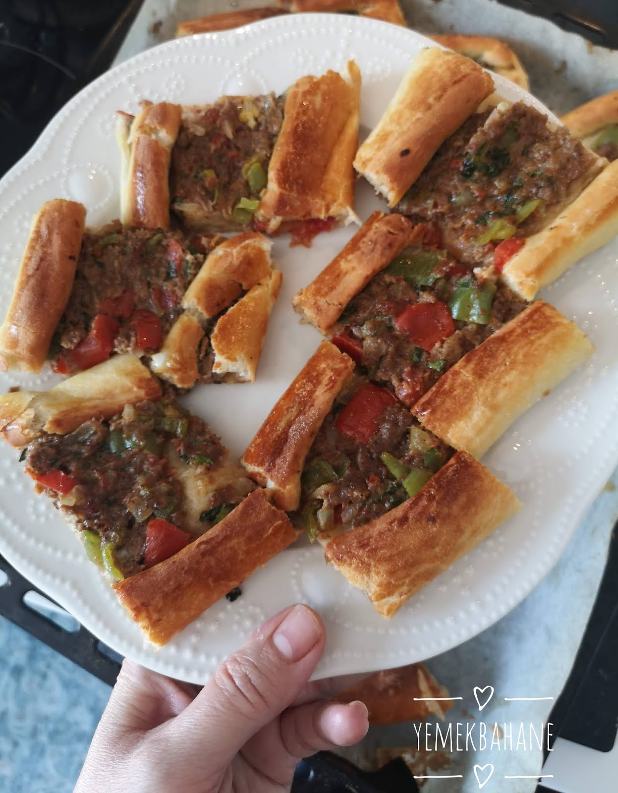 Yemekbahane: KIYMALI AÇIK PİDE