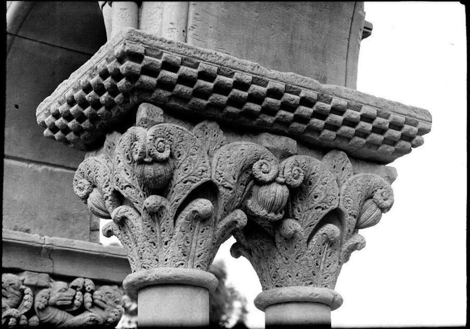 Capiteles romanicos Palamos: Capitel grifos asirios