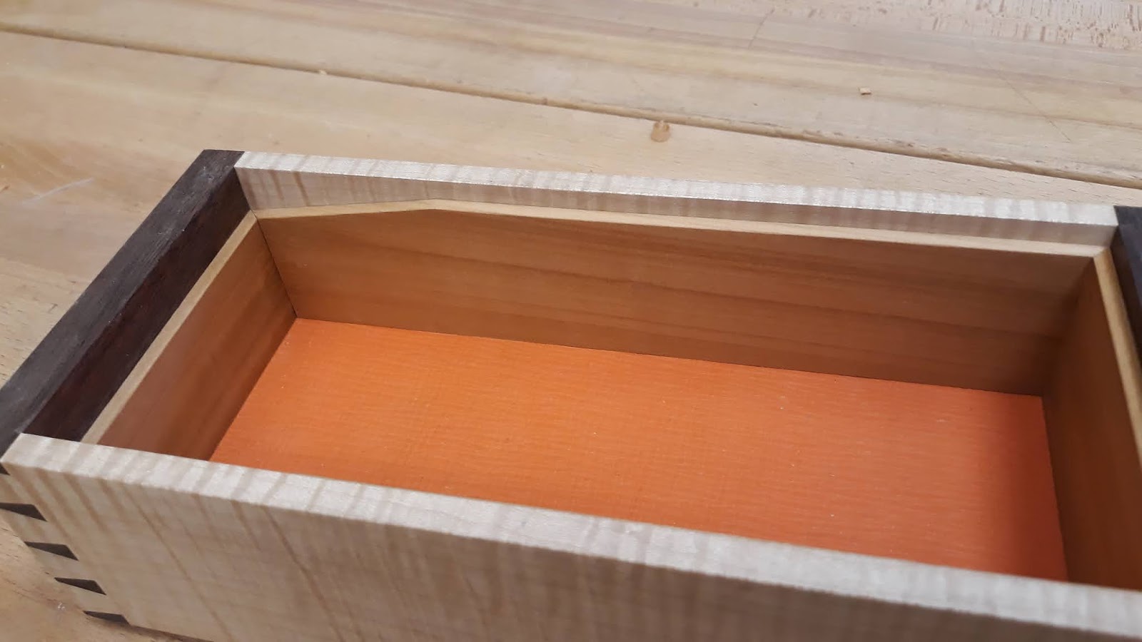 David Barron Furniture: Making a Dovetailed Box with Tilt Top Lid