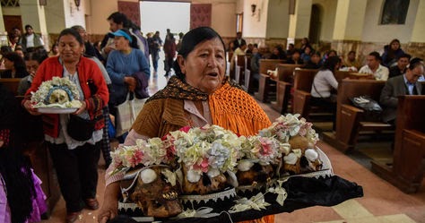 La 'Fiesta de las ñatitas', culto a los cráneos milagrosos ...