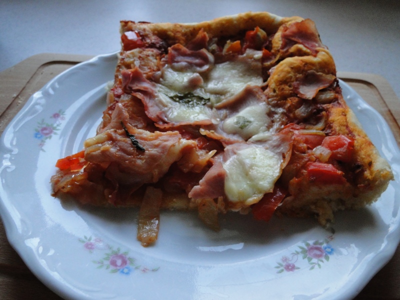 MEA CULINA: Pizza z cebulą, szynką i serem