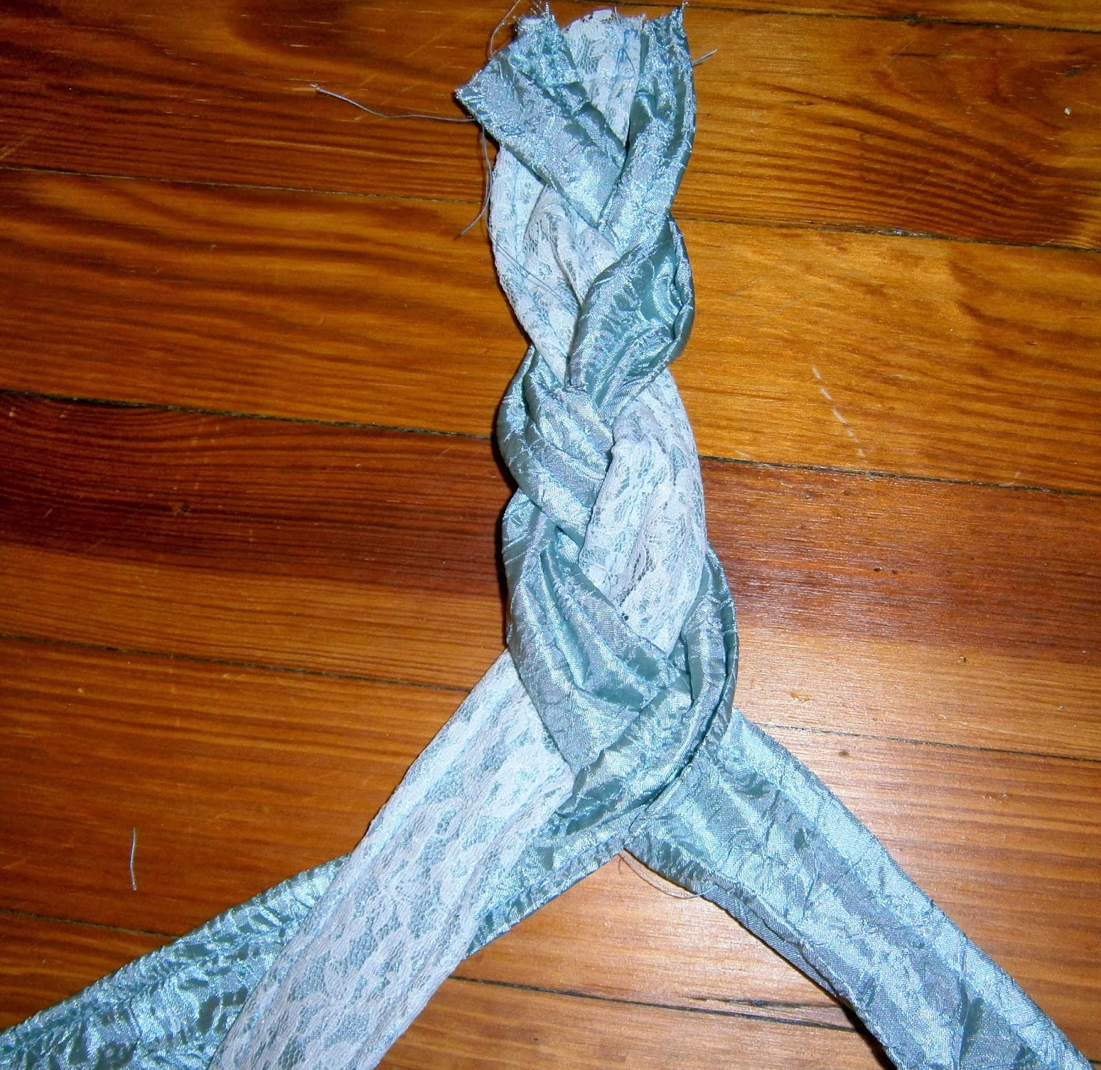 DIY Fashionista: Turn Old Curtains into a Tote Bag