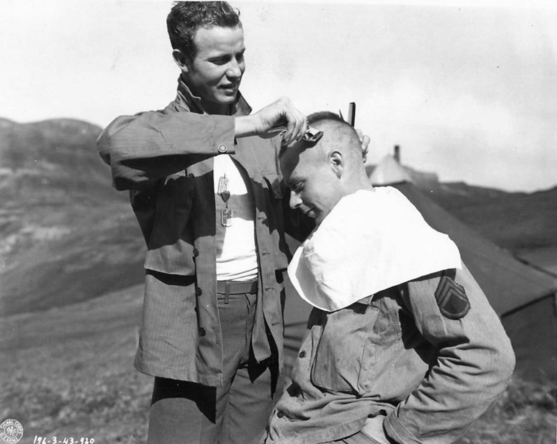 20 Vintage Photographs Capture Soldiers Getting Haircut During World ...