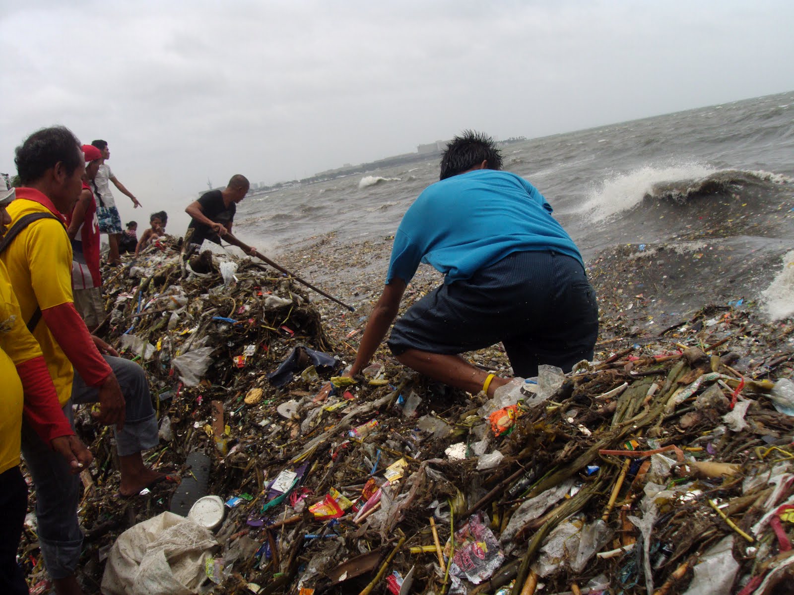 Garbage Surge in Roxas Boulevard Kindles Plea for Ecological Waste ...