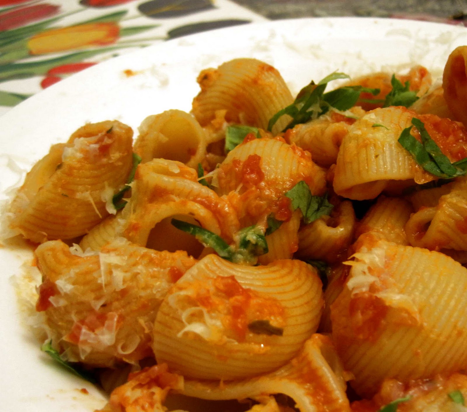 Lynne's Dinners : Lumaconi pasta shells with tomato and basil sauce