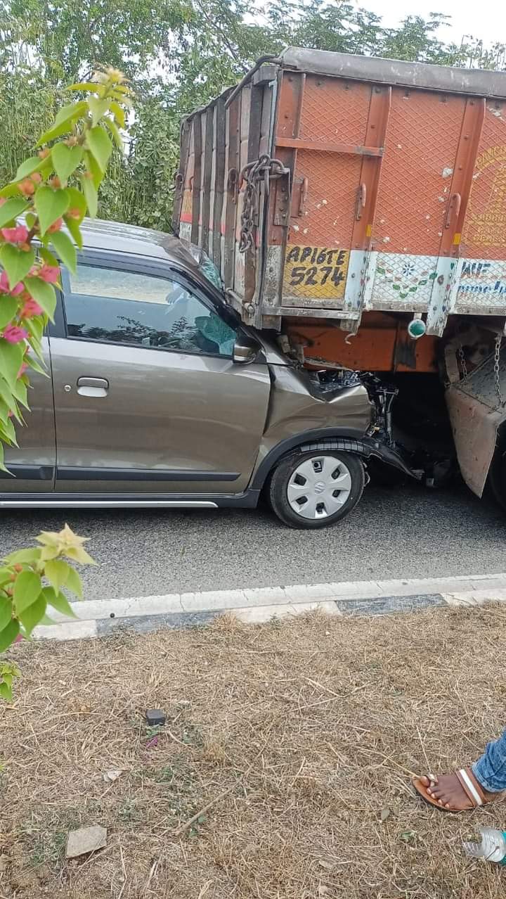 Indian Roadie: Wagon R hit a truck from behind on NH65 between Vzd and ...