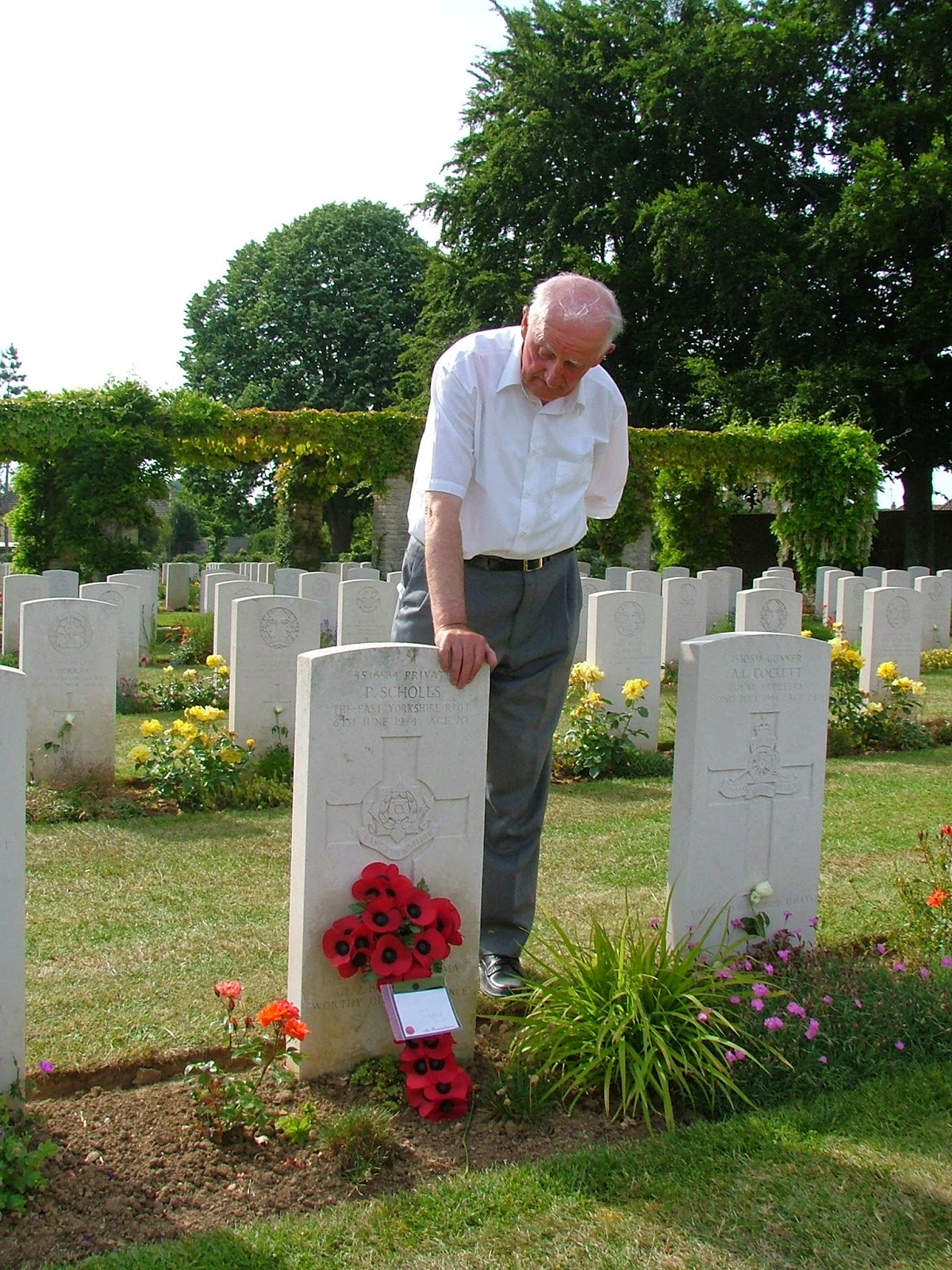 WW2 - The Second World War: Two D-Day veterans return to Normandy