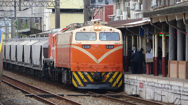 Blair's 鐵道攝影: E328電力機車 / TRA E328 Electric locomotive